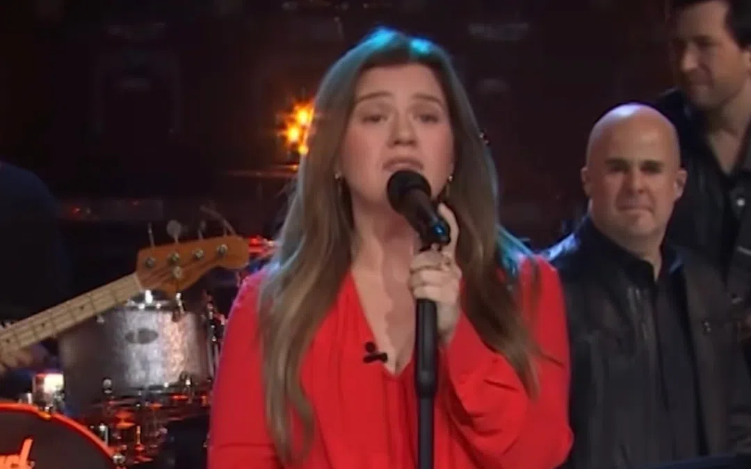 WATCH: Kelly Clarkson Covers Red Clay Strays’ “No One Else Like Me” on ...