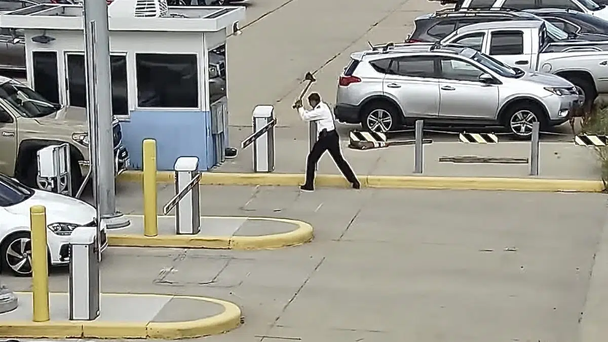 A United Pilot Attacks a Parking Arm with an Axe [VIDEO] | 105.7 WAPL ...