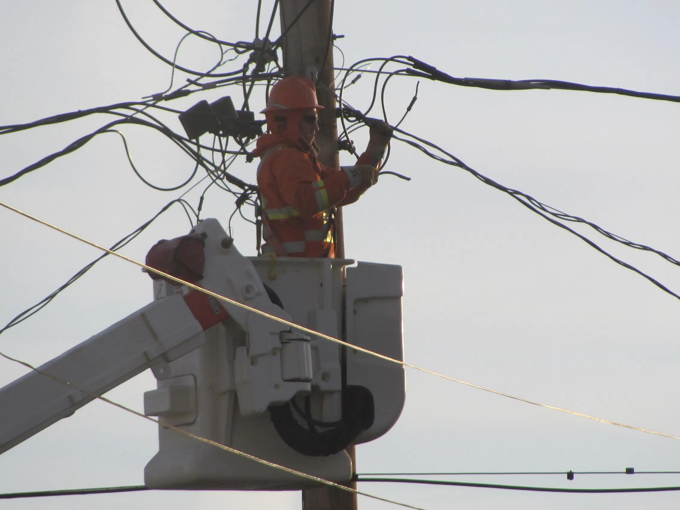 SaskPower-smaciag-regina-worker-on-pole-in-bucket-nov-29-2011-1_0 | paNOW