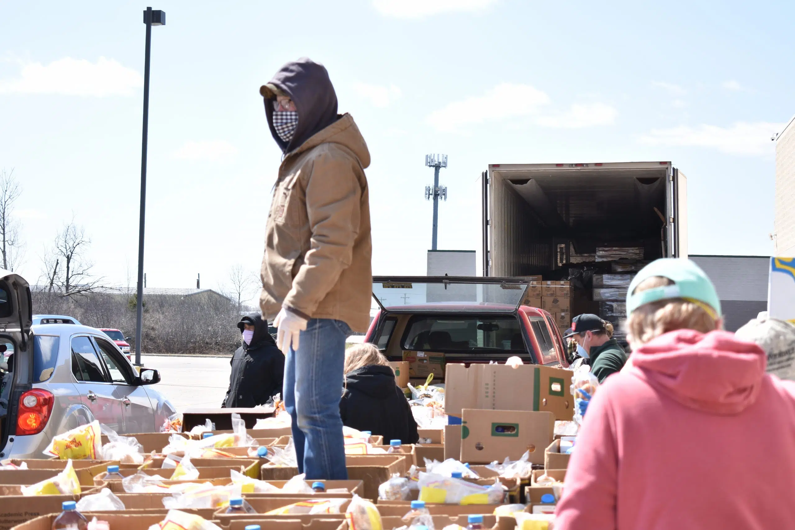 Hundreds Line Up For Escanaba Food Distribution | Radioresultsnetwork.com