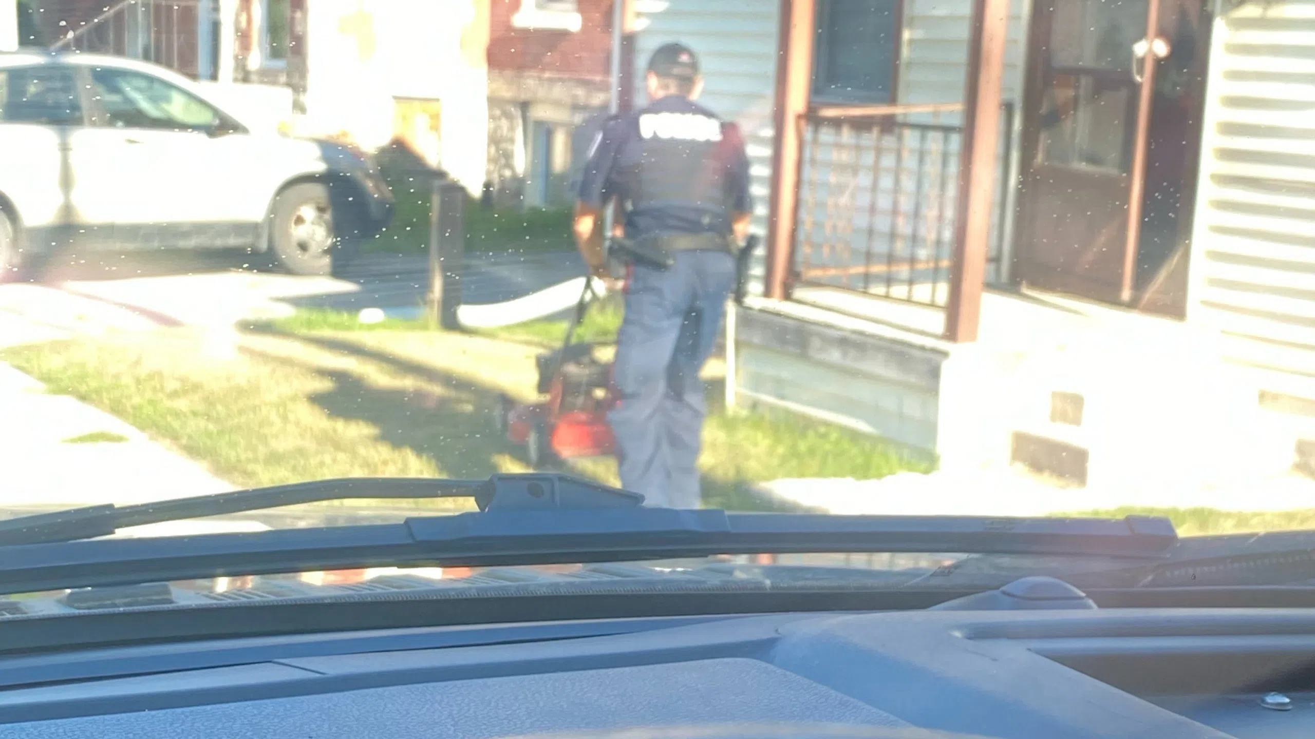 Police officer lends a helping hand by mowing a senior’s lawn | PTBO Today