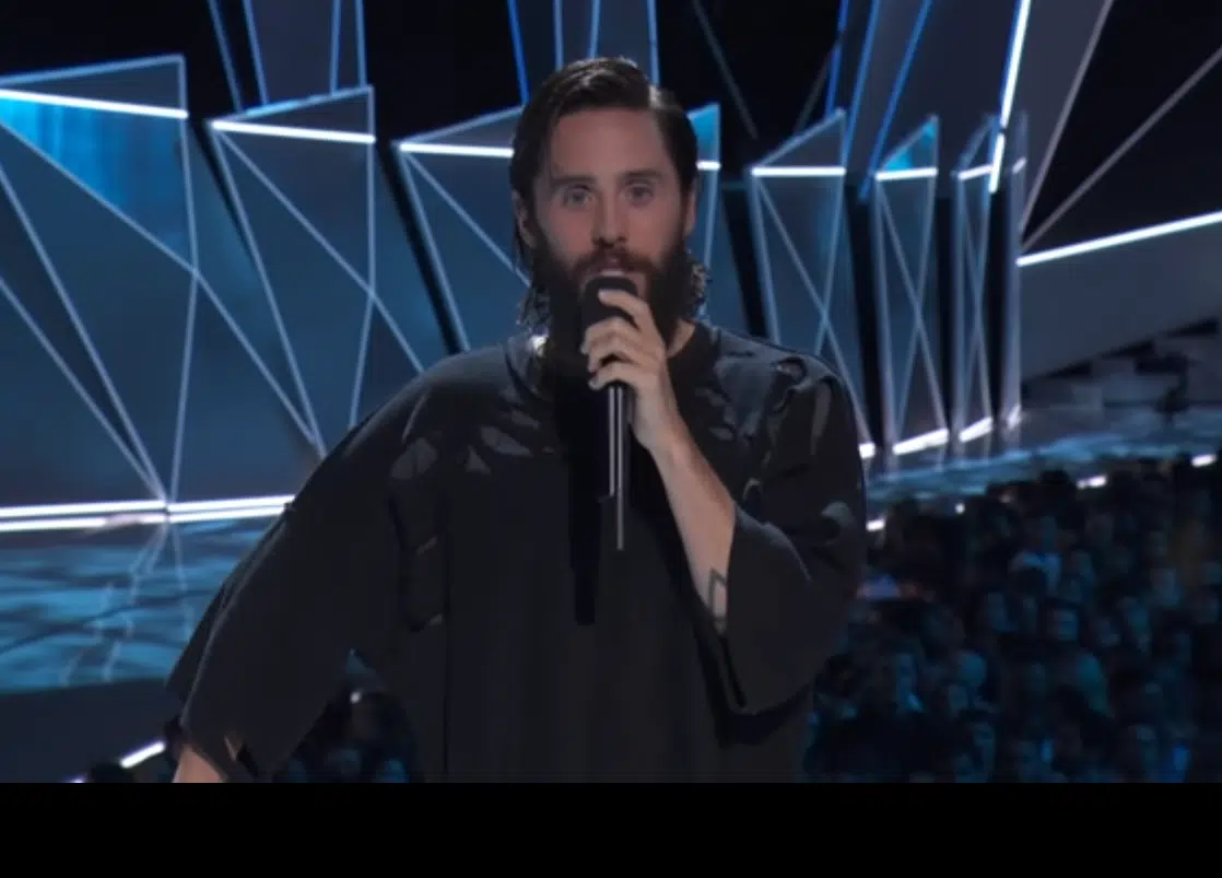 Jared Leto Pays Tribute to Chester Bennington at VMAs [VIDEO] | 102.9 ...