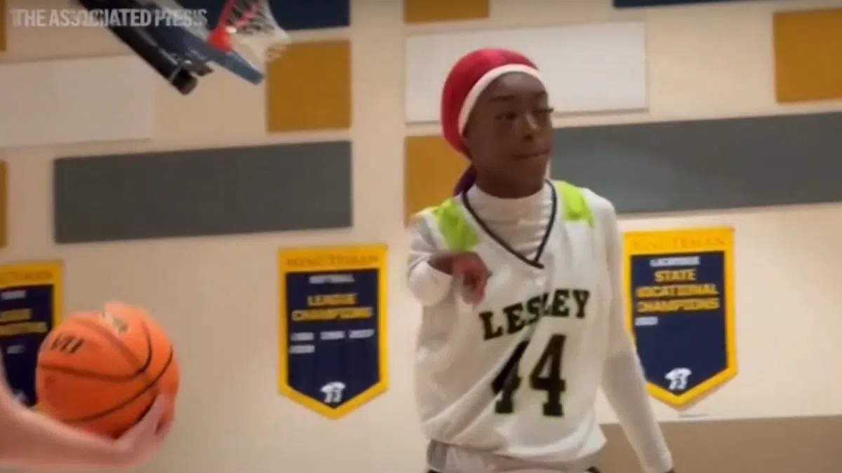 Young Woman With One Arm Makes Division III College Basketball History ...