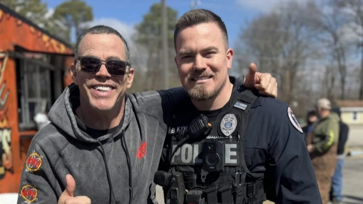 Steve-O Poses with Portland TN Police Officers | 102.9 The Buzz