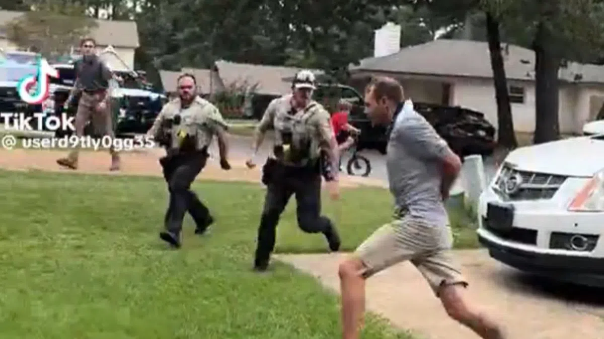 Handcuffed Man Gets Walloped by Cops While Trying to Make a Run for it ...