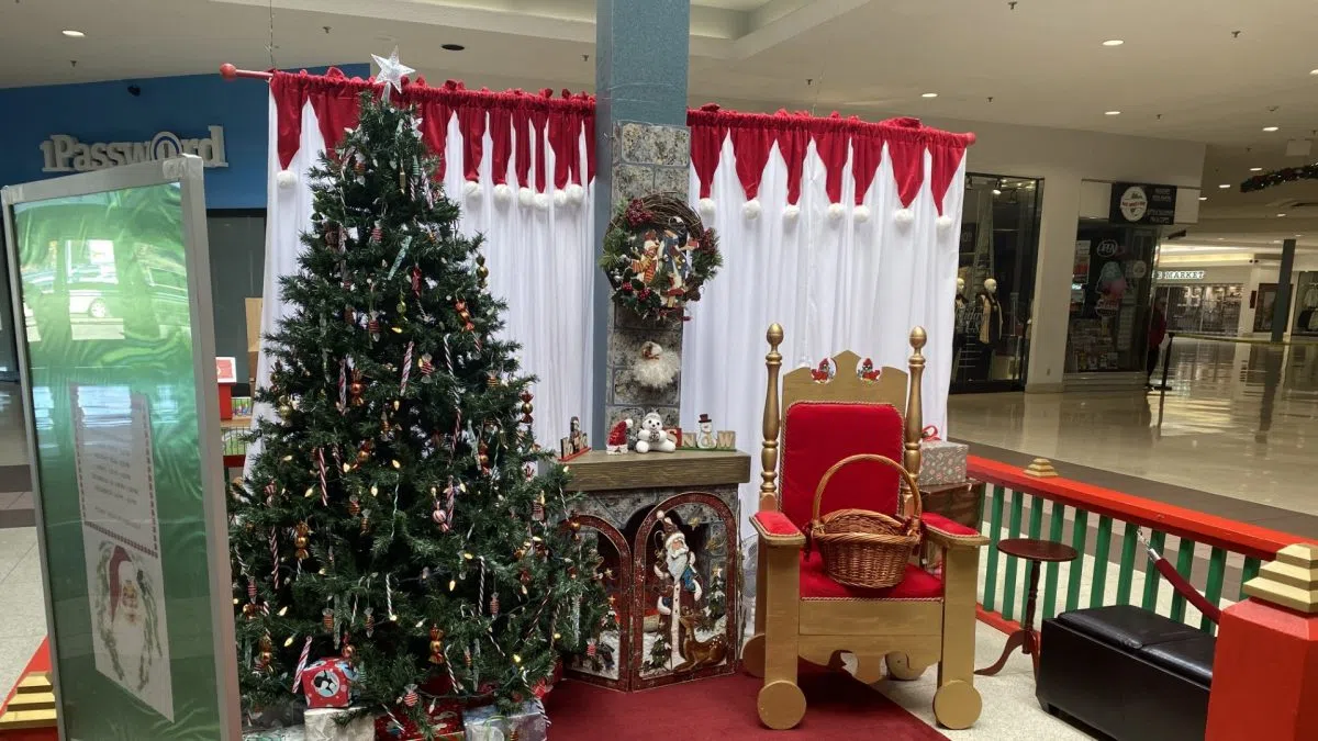 Santa returns to the Elgin Centre for annual holiday photo sessions ...