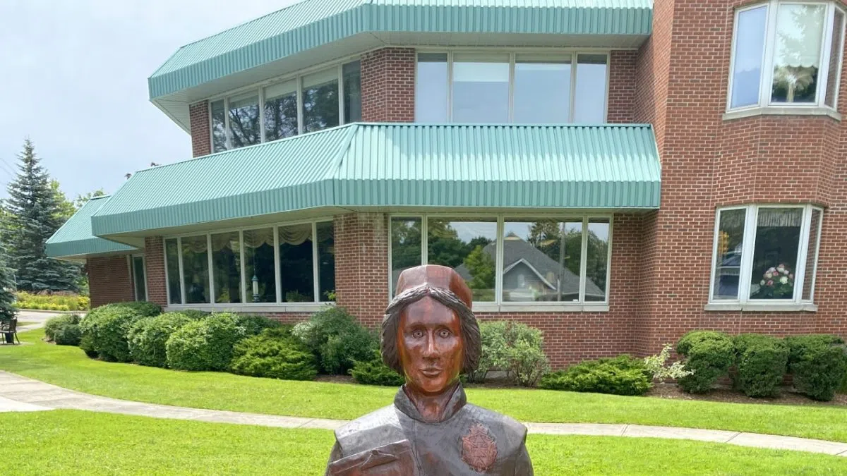 Orangeville’s Newest Tree Sculpture Pays Tribute To This | FM92 South ...