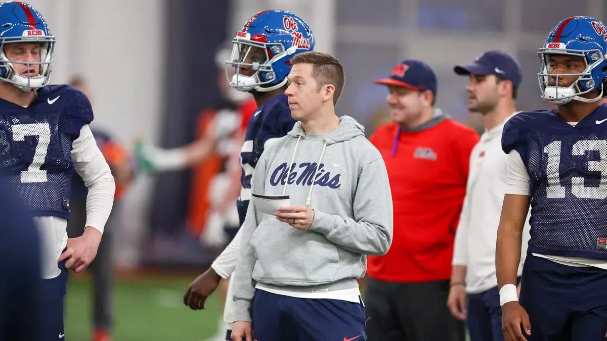 Offensive coordinator Charlie Weis Jr. faces unusual situation of ...