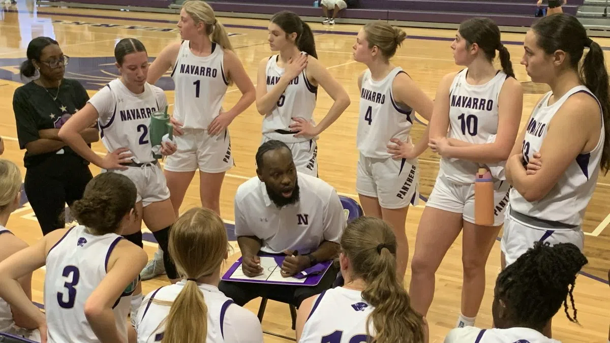 Navarro girls and boys win final game at old high school, will play ...
