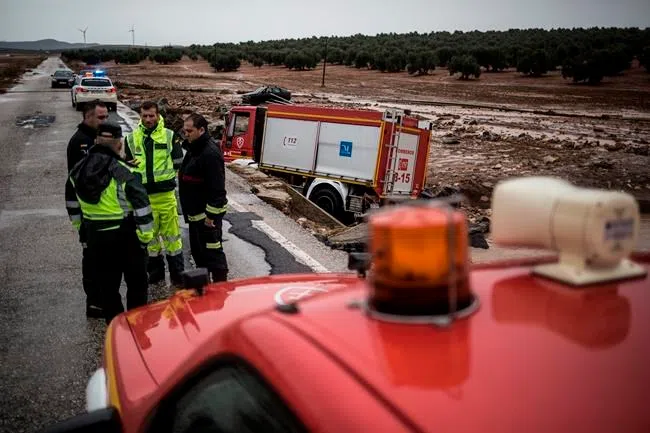 Spanish firefighter dies as flash flooding hits south | larongeNOW