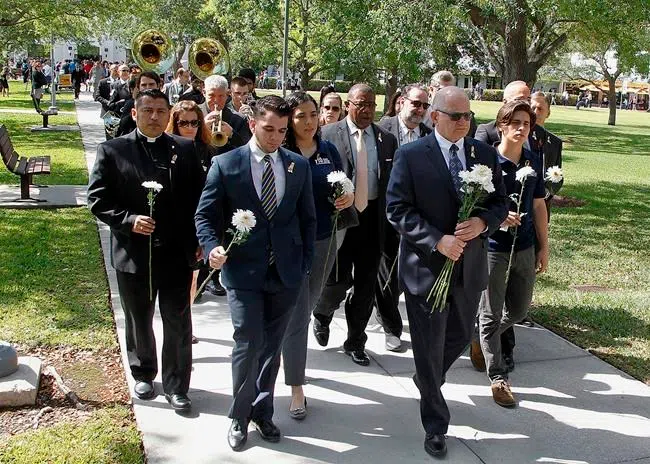 Vigil for Florida bridge-collapse victims draws tears, gasps | larongeNOW