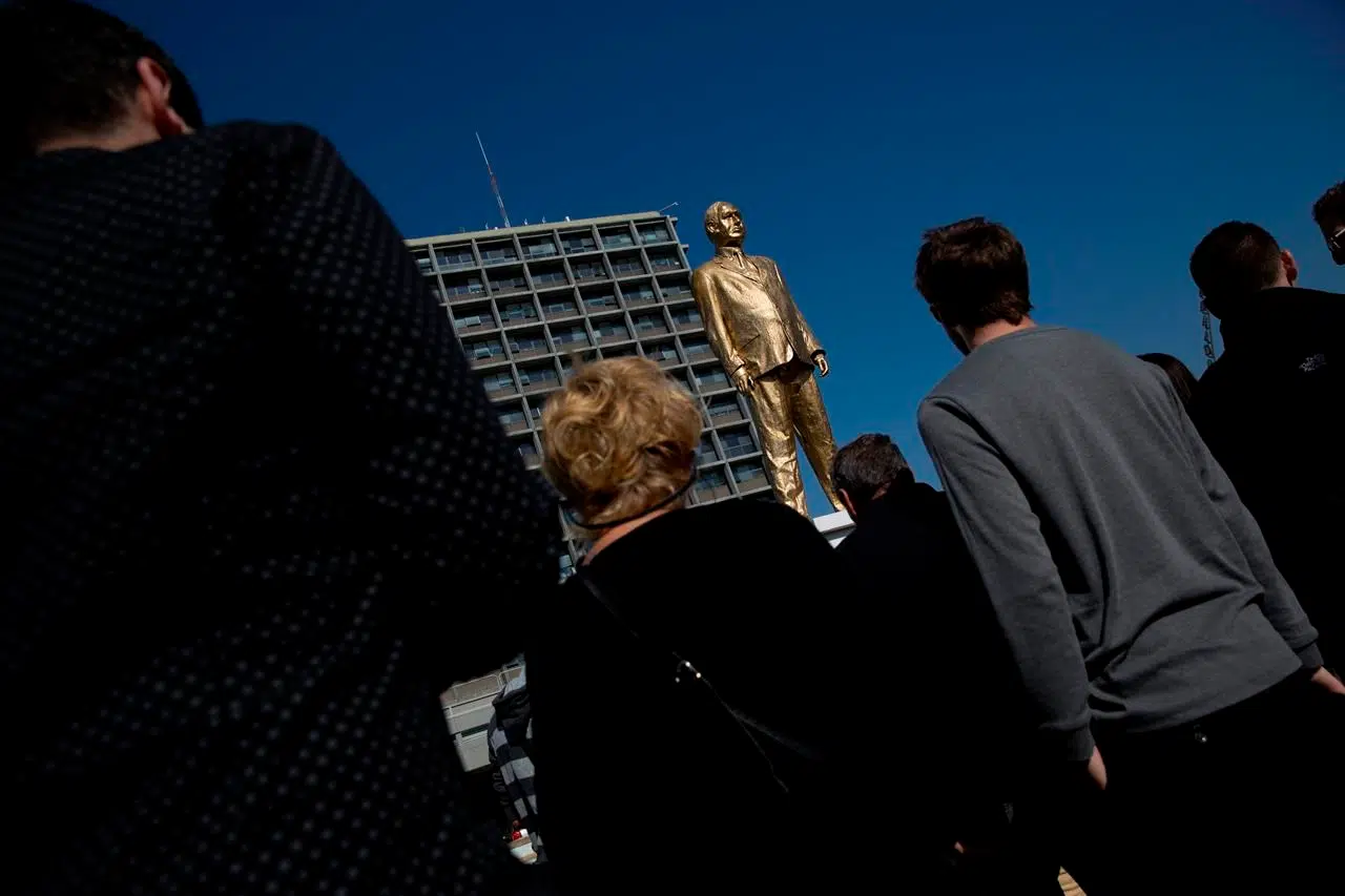 Israel artist displays golden statue of Netanyahu in protest | CFJC ...