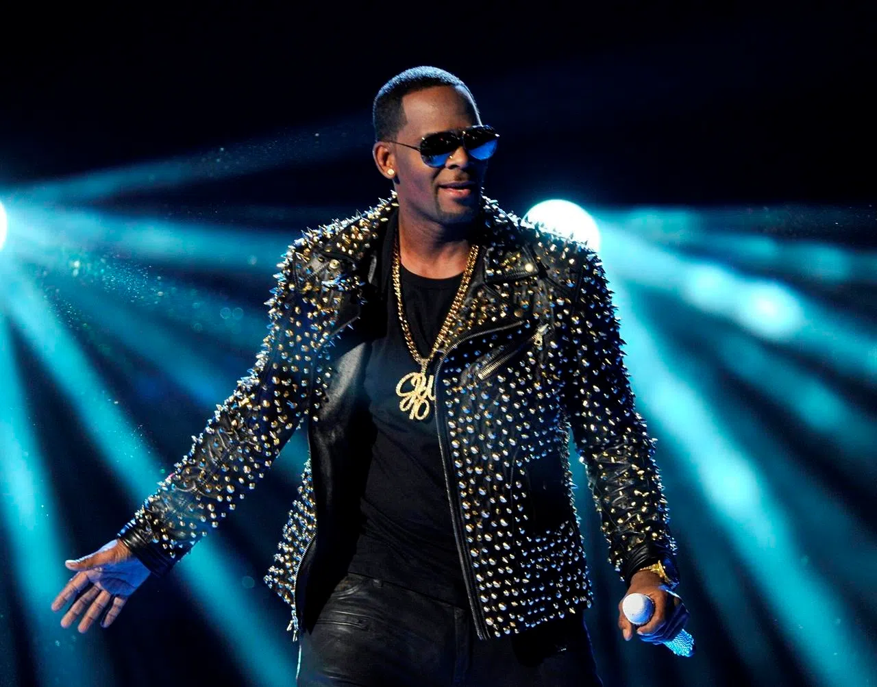 Georgia man tells police R. Kelly’s manager threatened him | CHAT News ...