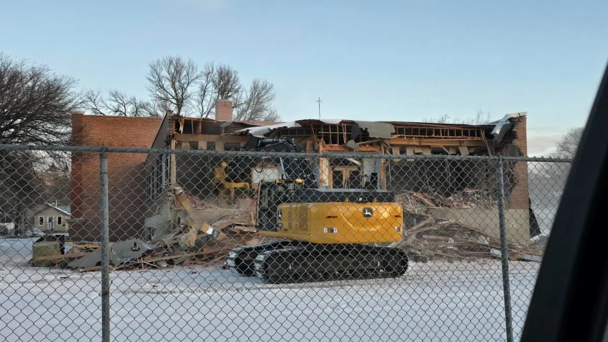 Demolition underway at Medicine Hat’s Riverside School | CHAT News Today