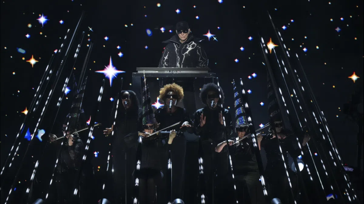 Taylor Swift wins big and Rita Ora pays tribute to Liam Payne at the ...