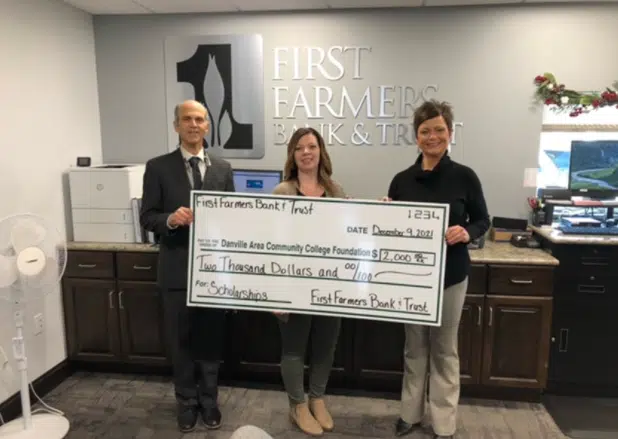 DACC Receives Check for Scholarship Fund from First Farmers Bank ...