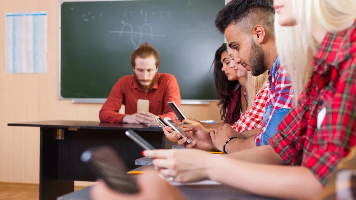 School board adjusts student cell phone use police | KELO-AM