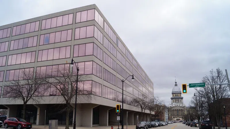 No. 16 Illinois builds big early lead, then holds off No. 19 Iowa, 75 ...