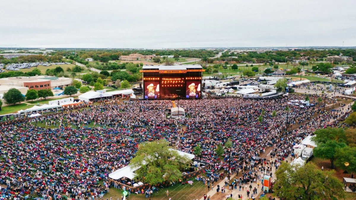 Two Step Inn Returns to Georgetown with Chris Stapleton and Brooks ...