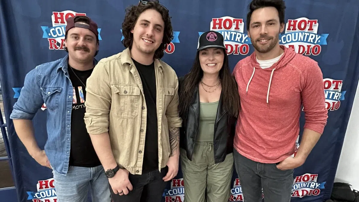 HOT MINUTE with RIVER TOWN SAINTS | Hot Country 93.9
