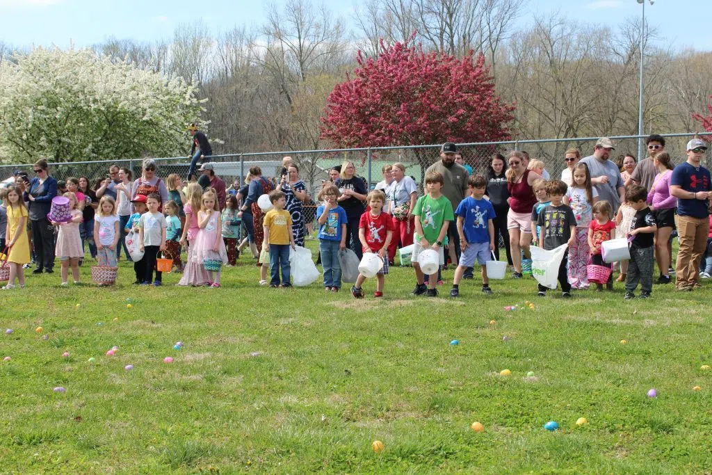 Eggs descend from the sky in the ‘Copter-Hop Egg Drop’ | Glasgow News 1