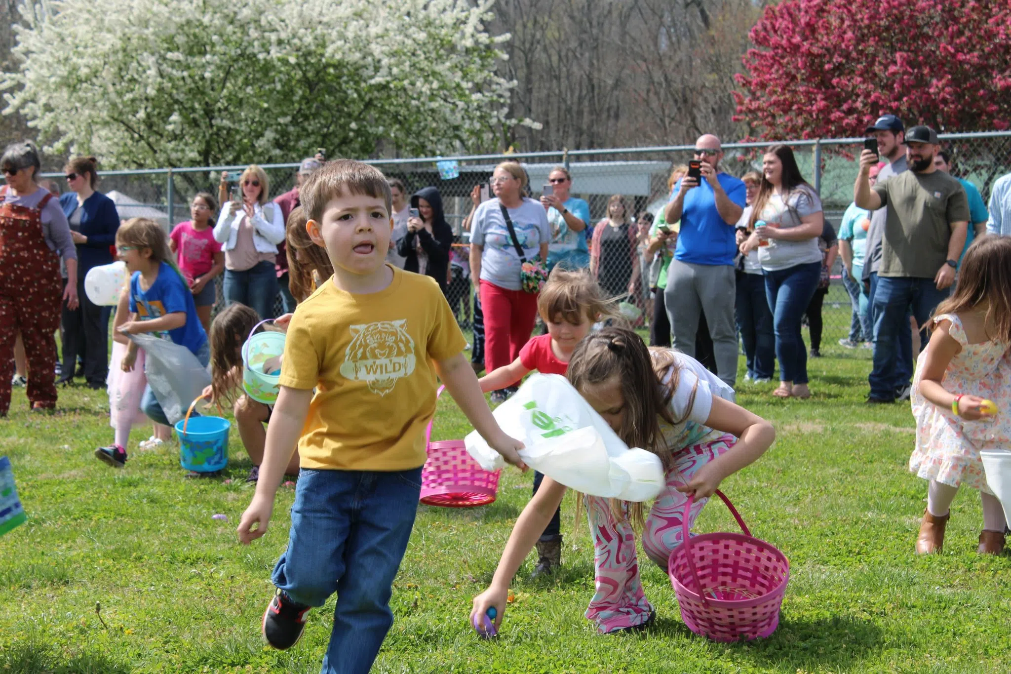 Eggs descend from the sky in the ‘Copter-Hop Egg Drop’ | Glasgow News 1