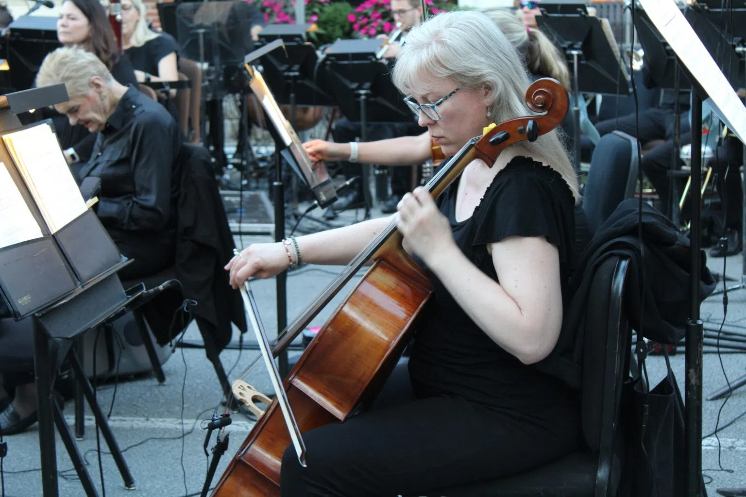 GALLERY: Louisville Orchestra fills Square with music | Glasgow News 1