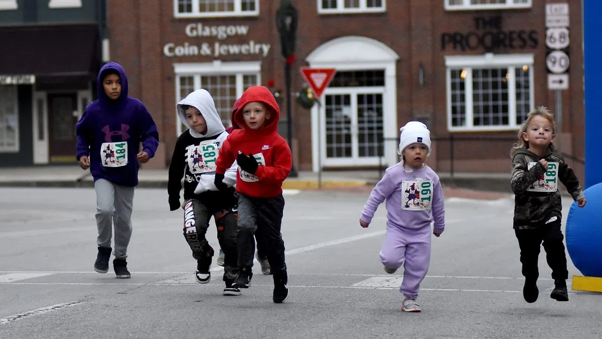 GALLERY: Young runners track half-mile Gobbler Gait | Glasgow News 1