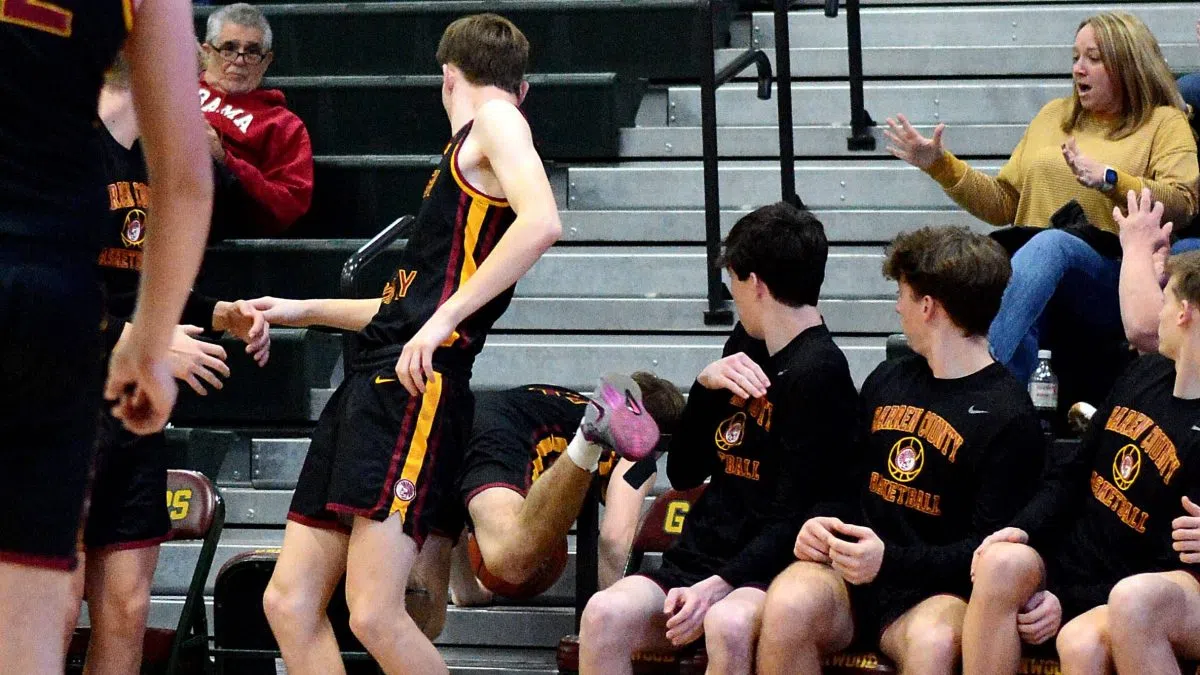 GALLERY: Trojans stun Gators, 71-65 | Glasgow News 1