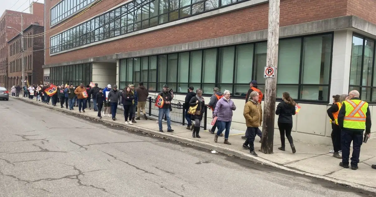 Thousands of public service workers on the picket lines | Country 94