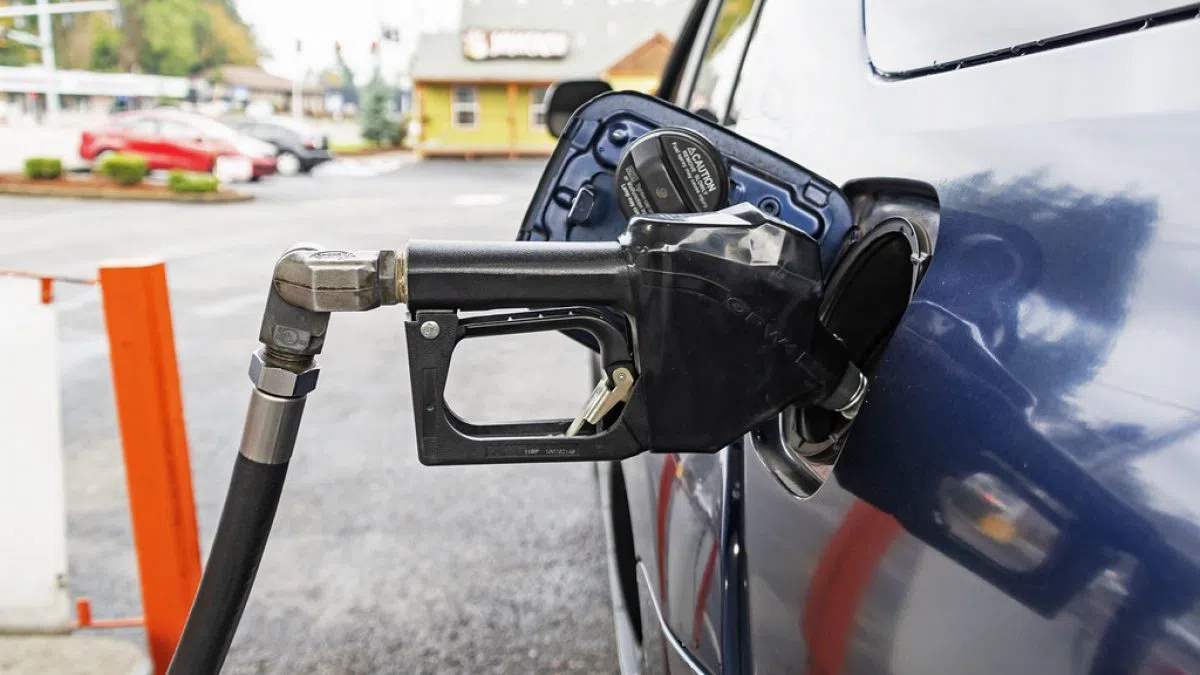 Fuel prices dip | 101.5 The Hawk