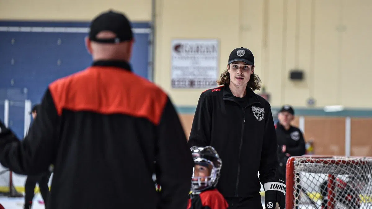 Penguins’ Ryan Graves back in Yarmouth for hockey school | Y95.5
