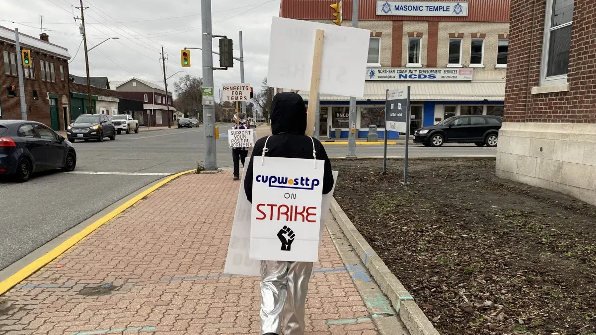 Small businesses brace for possible Canada Post strike | Country 100.7