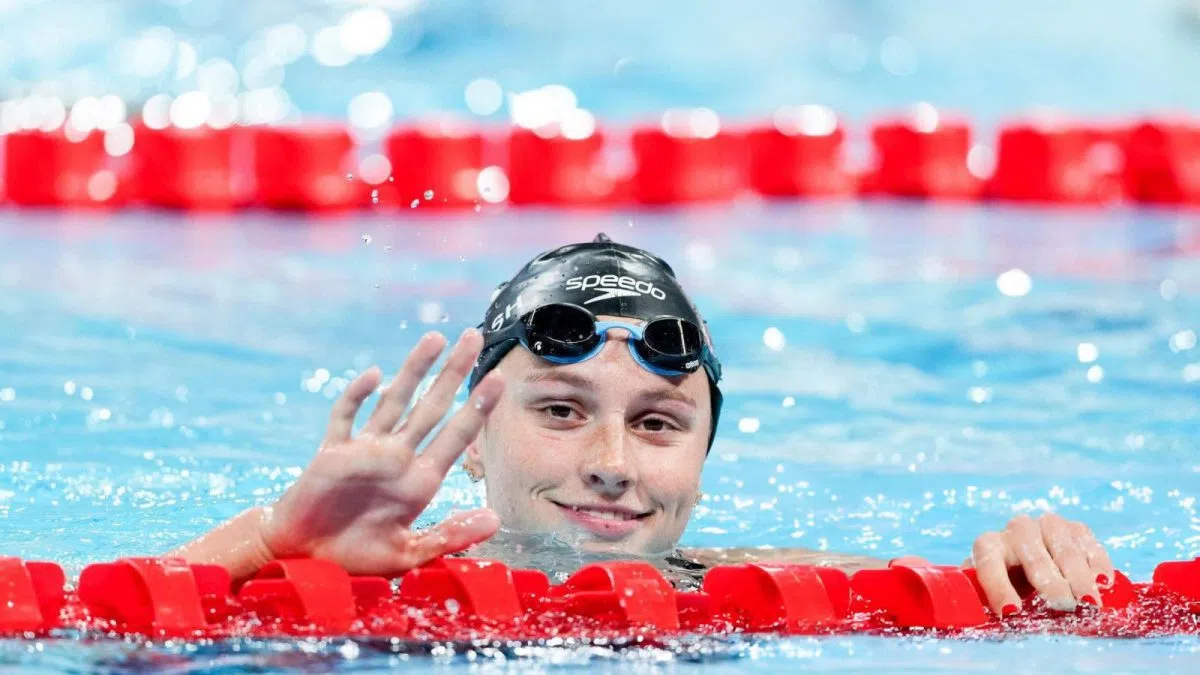 Canadian swimmer sets two world records in three days | 101.5 The Hawk