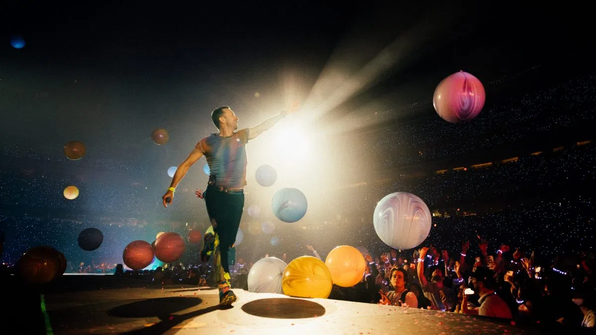 Sabrina Carpenter Performs “Magic” with Coldplay at BBC Radio 1’s Big ...