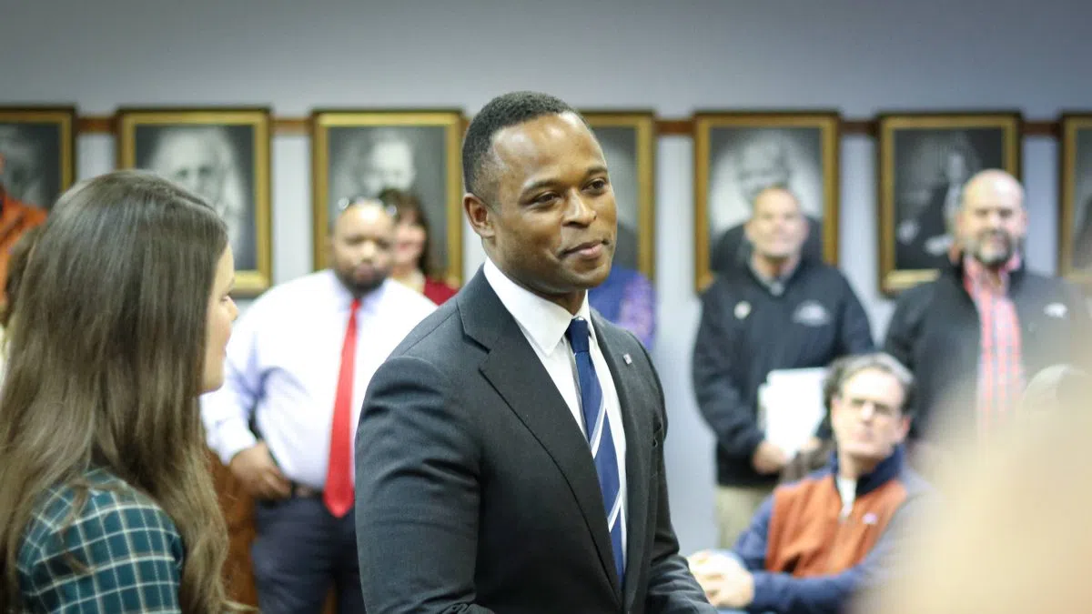 Cameron outlines key elements of gubernatorial campaign in stop to ...