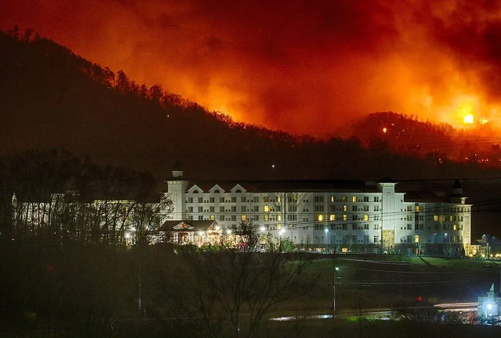 Wildfires Threaten Dollywood Theme Park & Prompt Evacuations; [Update ...