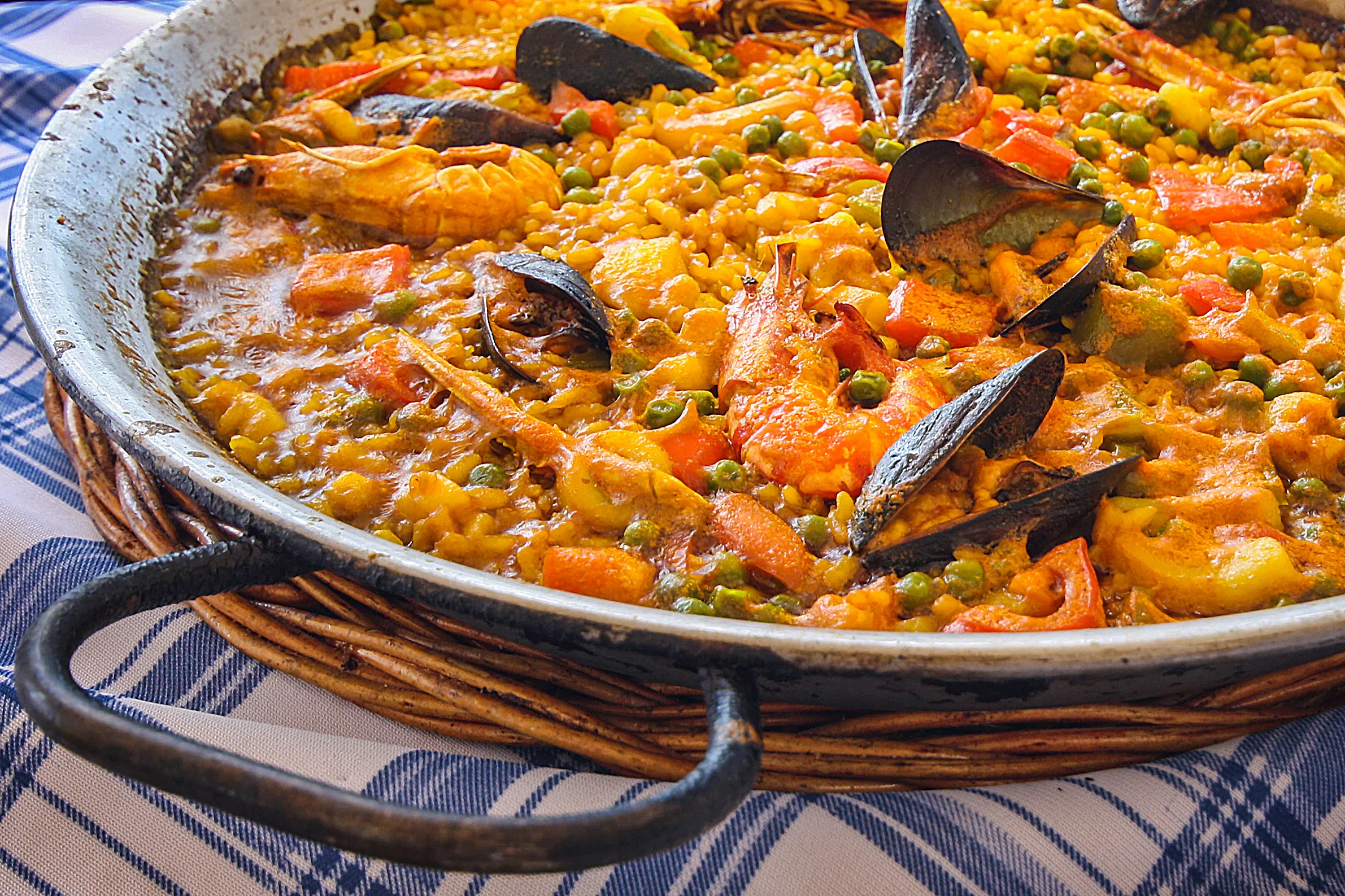 Spanish Paella | Magic 103.3 & 95.5 (WMGV-FM)