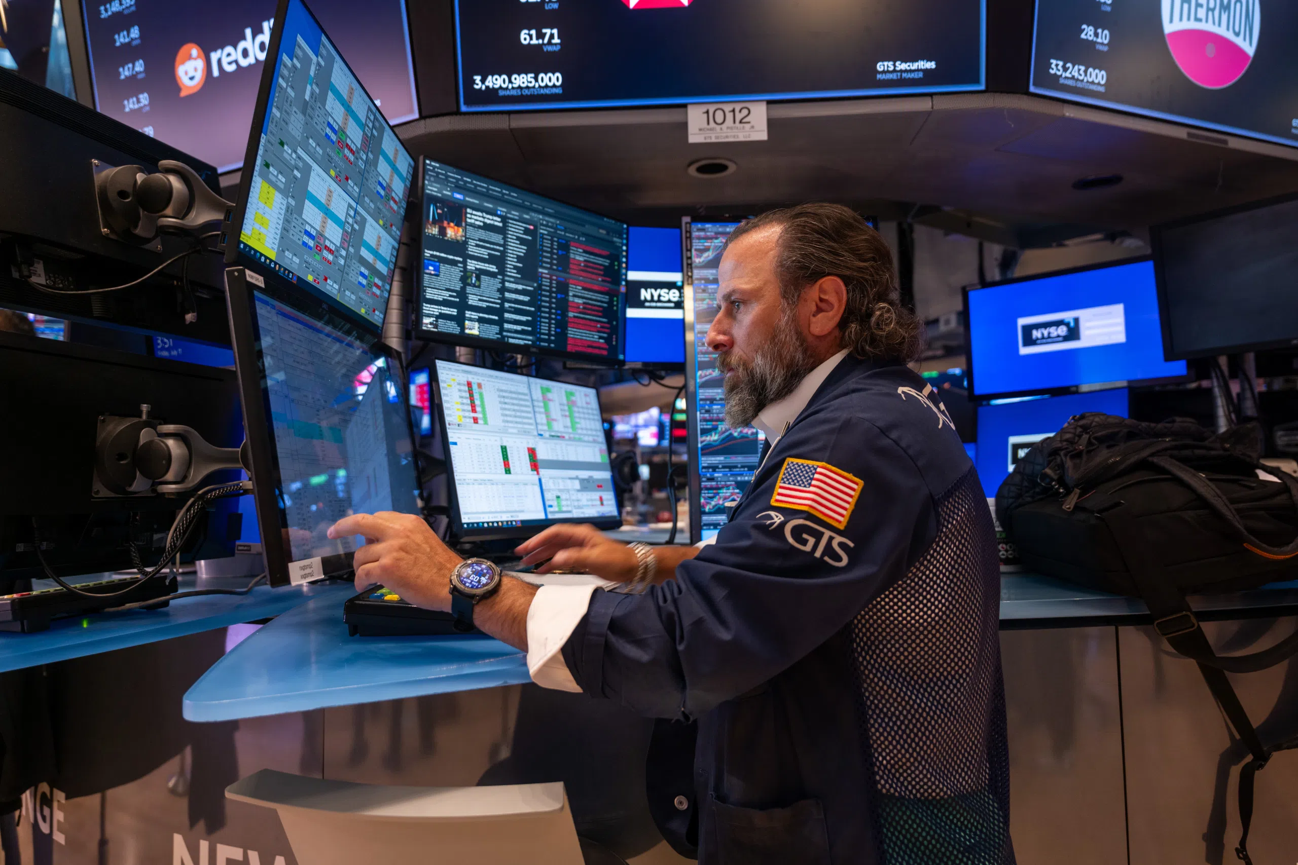 Wall Street hangs near its record as PepsiCo and United Airlines fly ...