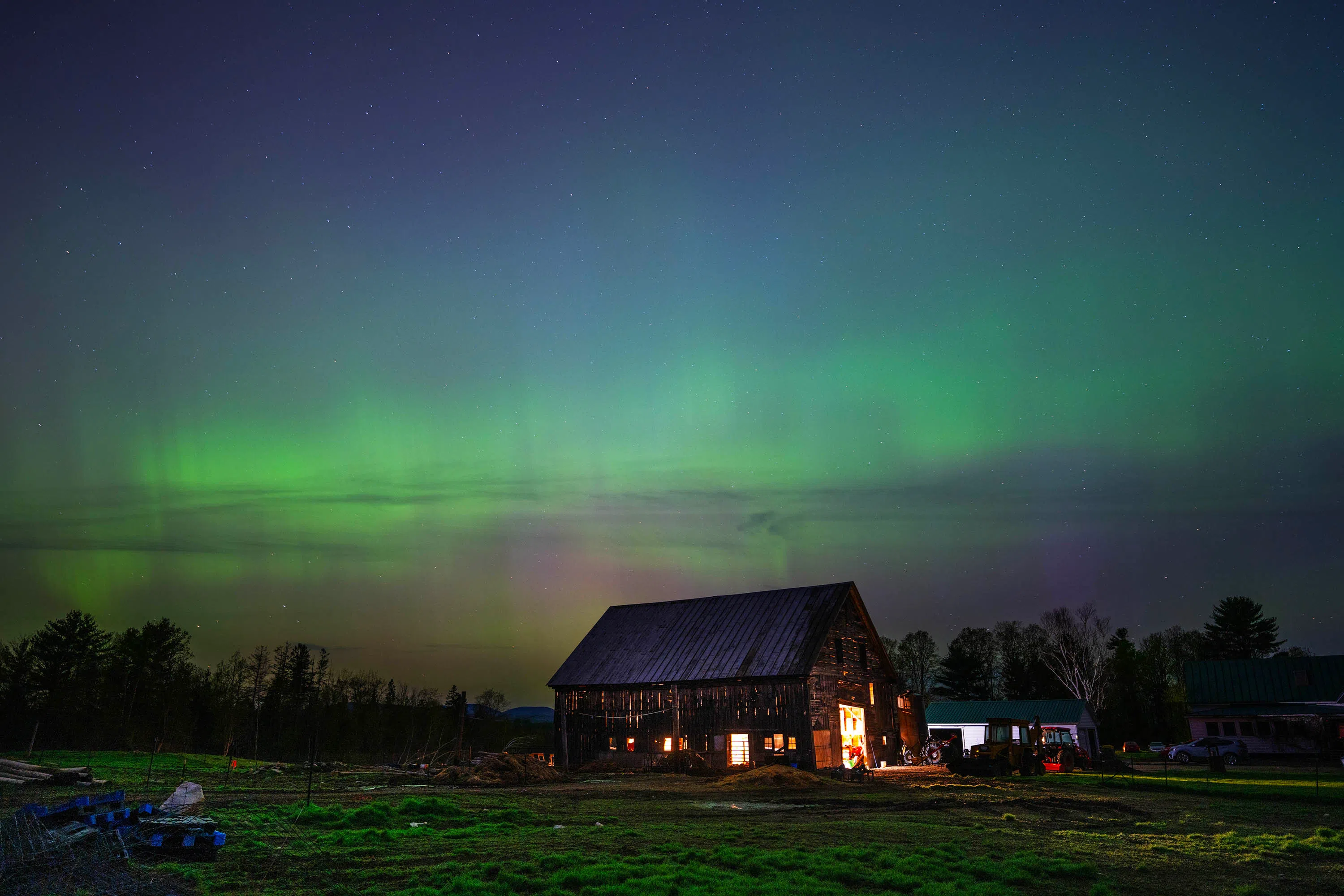 Aurora lights up Alaska skies with stunning green and red display | WQDR-FM