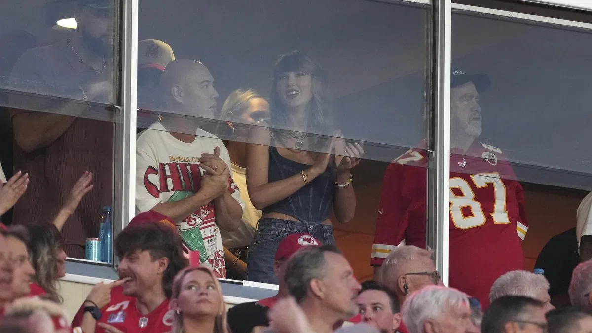 Taylor Swift shows up at Arrowhead Stadium to watch Travis Kelce ...