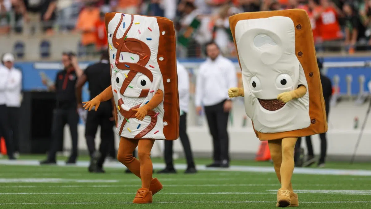 Netflix goes big on Christmas NFL with Snoop, props & bowl bets ...