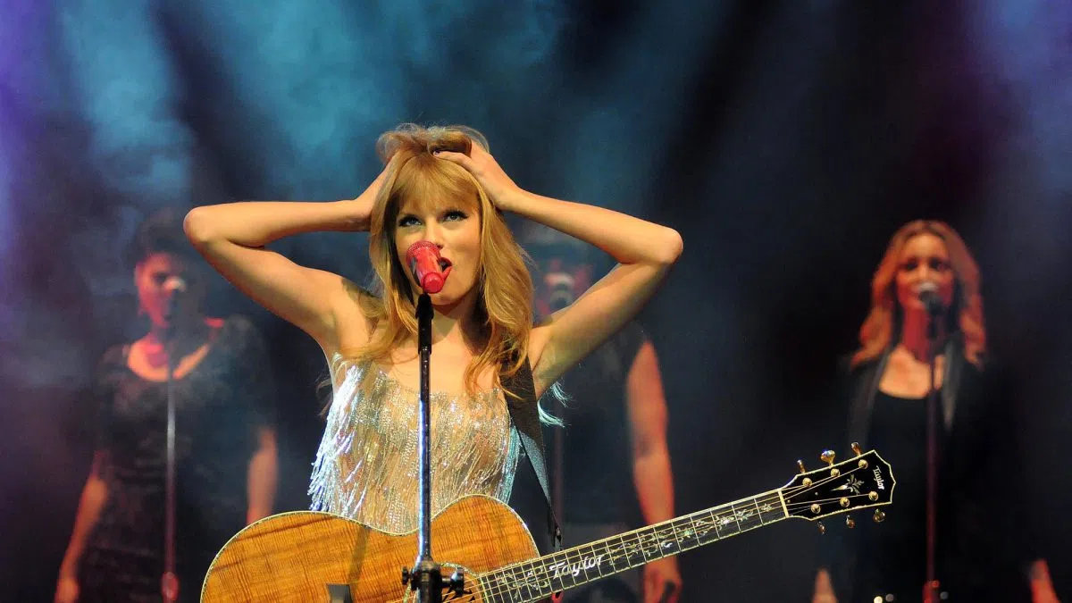 Taylor Swift Sets New Chart Milestone as The Fate of Ophelia Tops Hot ...