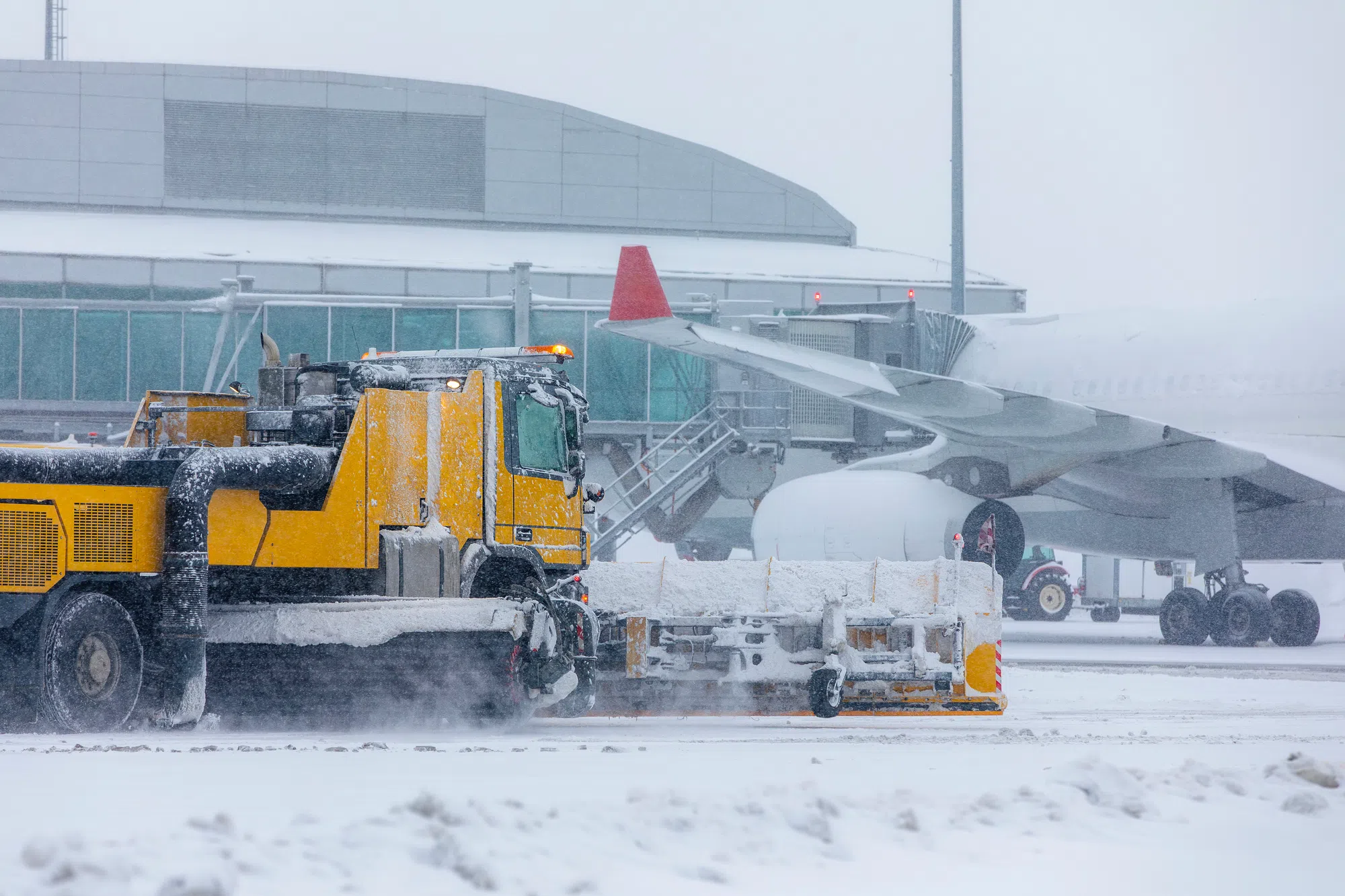 Thousands of U.S. Flights Canceled as Winter Storm Continues | EAGLE ...