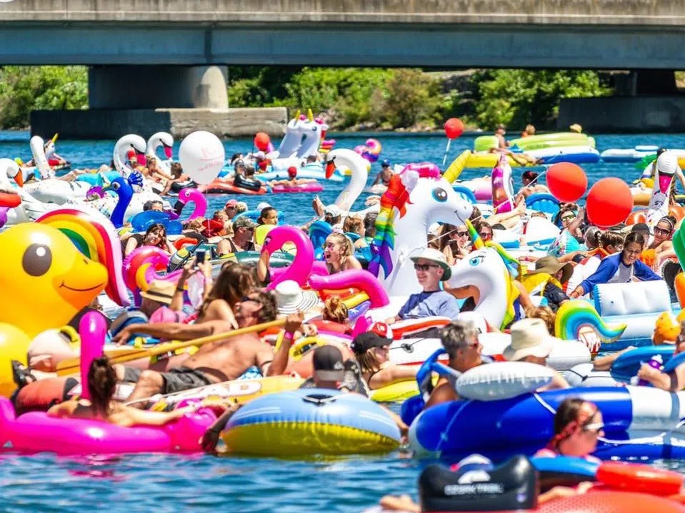 Thousands turn up for annual Welland FloatFest | COUNTRY 89
