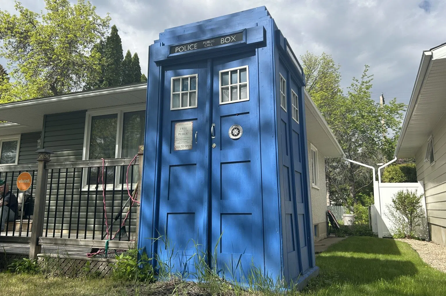 VIDEO: ‘Doctor Who’ superfan displays a TARDIS in Greystone Heights ...