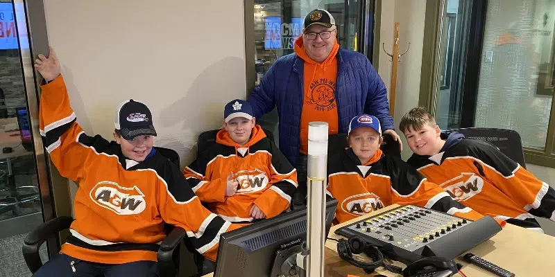 Pee-Wee Hockey Team Doing Good Deeds in Community | VOCM