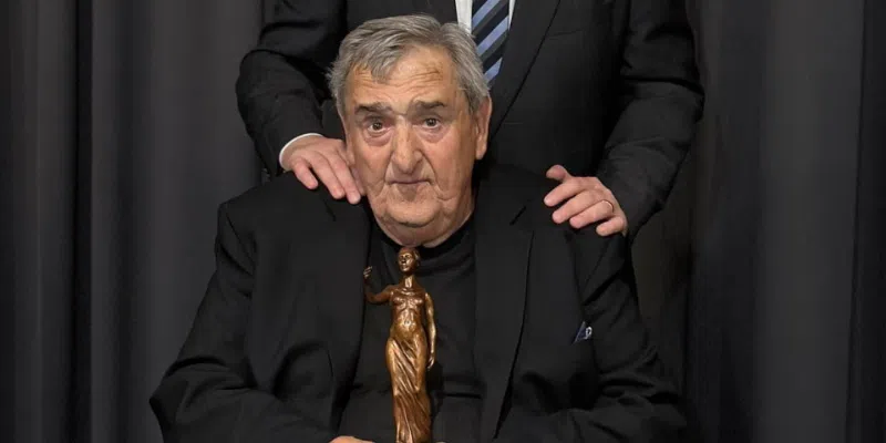 Fallece el gigante del teatro local Kevin Lewis - Notiulti