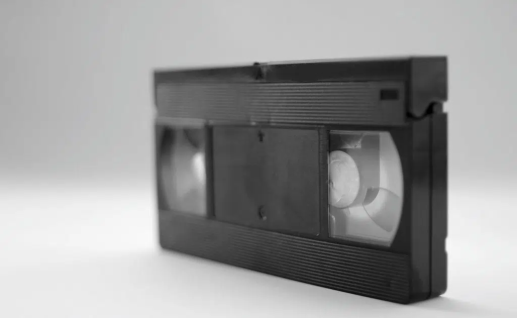 Car is too Fast, Moon Hotel, E-Mails instead of Meetings | LiVE 88.5 ...